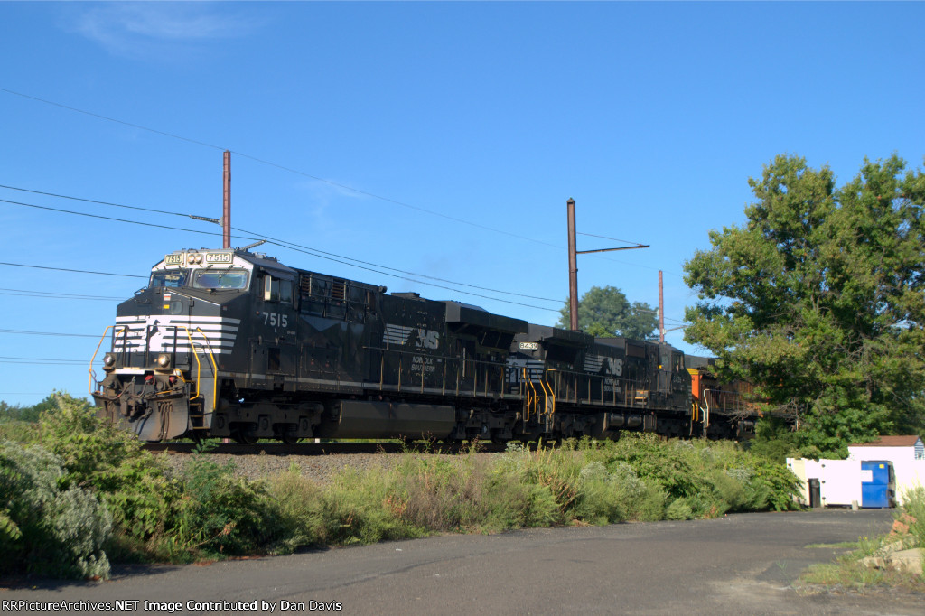 NS ES44DC 7515 leads 17G